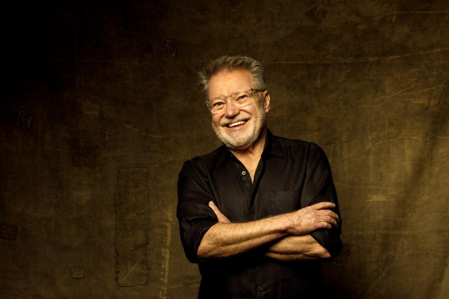 João Caetano lança álbum “Mil Voltas” no Teatro Goiânia - JE - Jornal ...